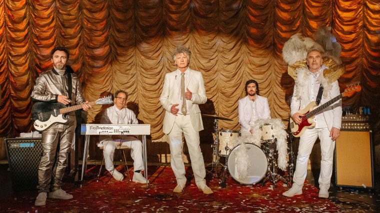 Crowded House – Star Struck Style